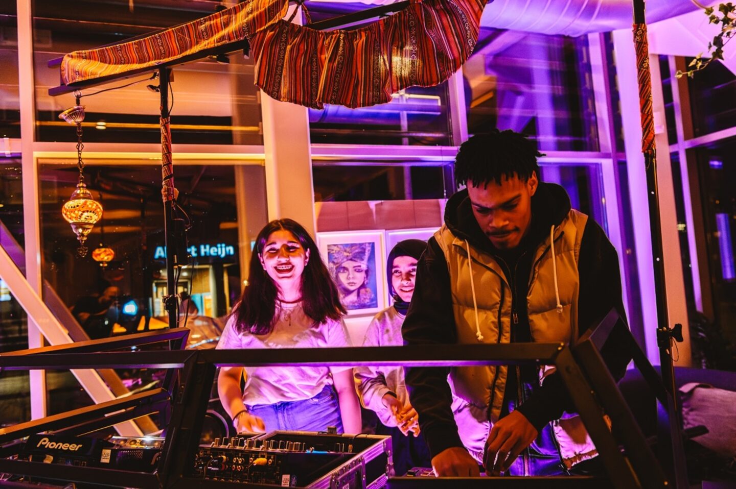 MENA is coming | in AZC Boot | 2 mei 2025 | SPOT/Locatievoorstelling ...